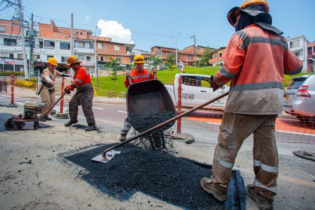 En la comuna Doce de Octubre trabajan para tapar los huecos - Antioquia ...